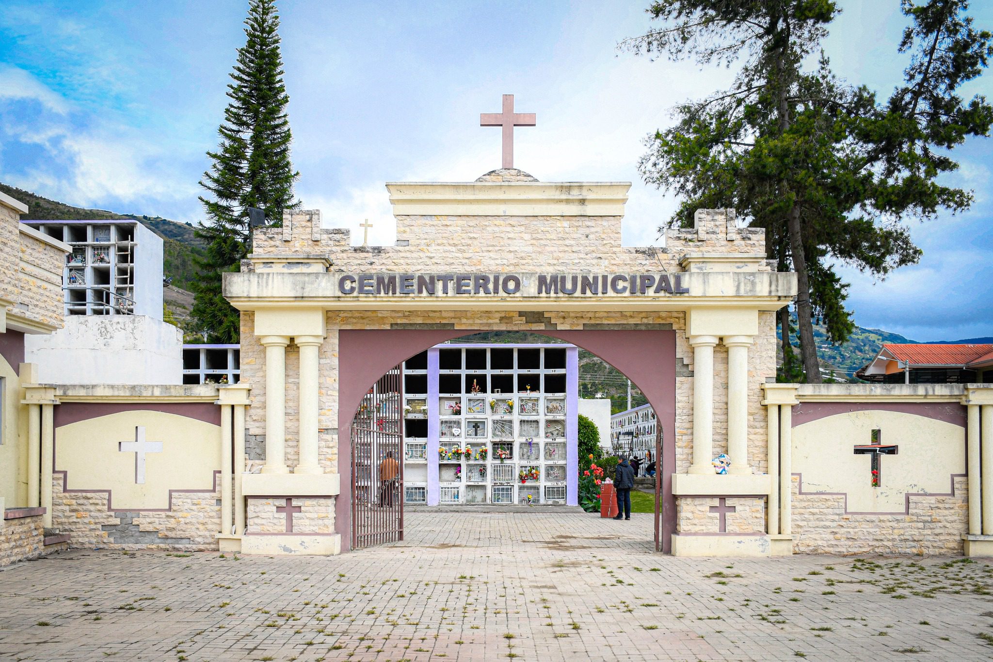 FAMILIARES RECUERDAN A SUS SERES QUERIDOS CON FLORES Y ORACIONES ...